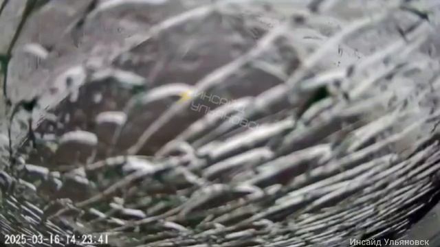 ❗️ Лед с фуры разбил лобовое стекло автомобилю в Ульяновской области  Сегодня на дороге в сторону Но