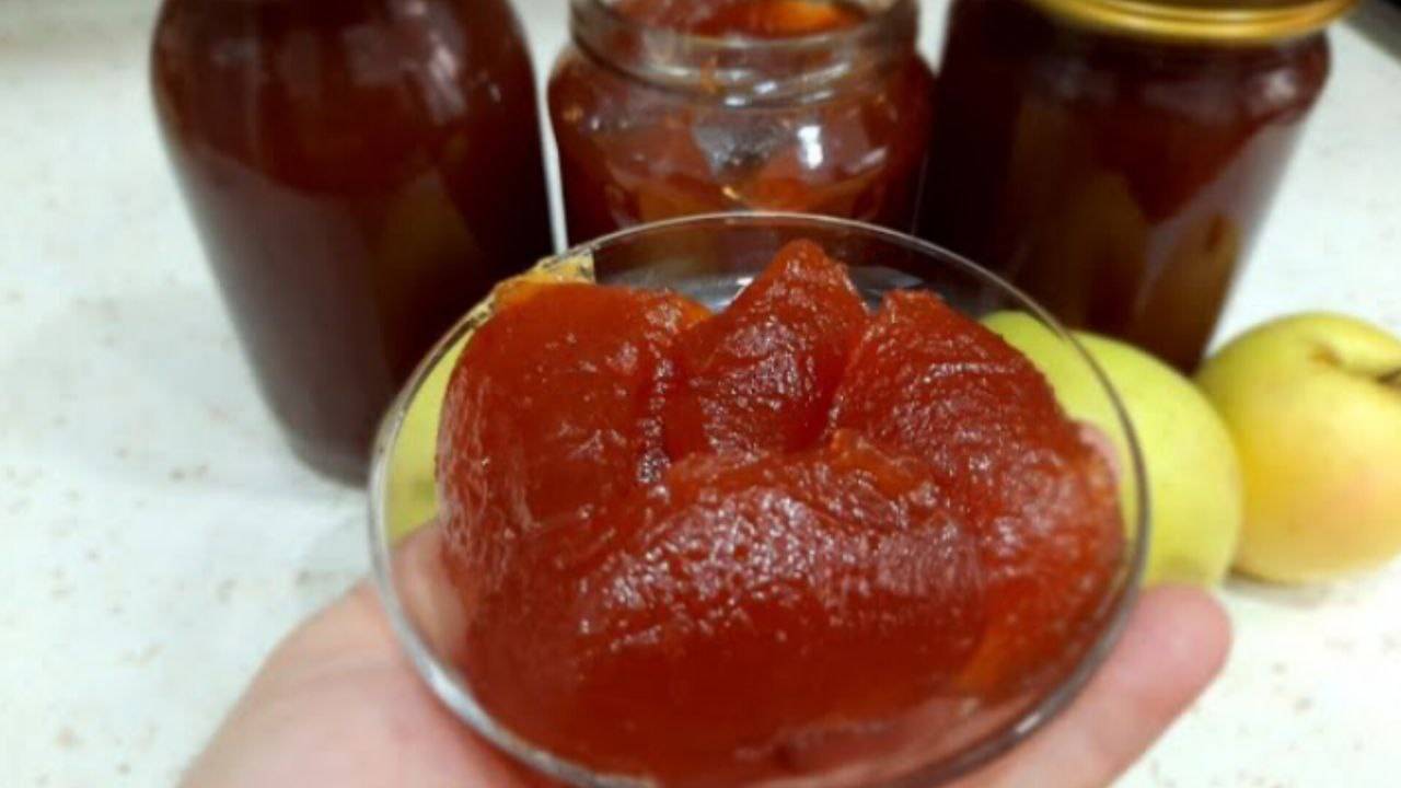 Очень густое яблочное повидло, как магазинное, только вкуснее !!!