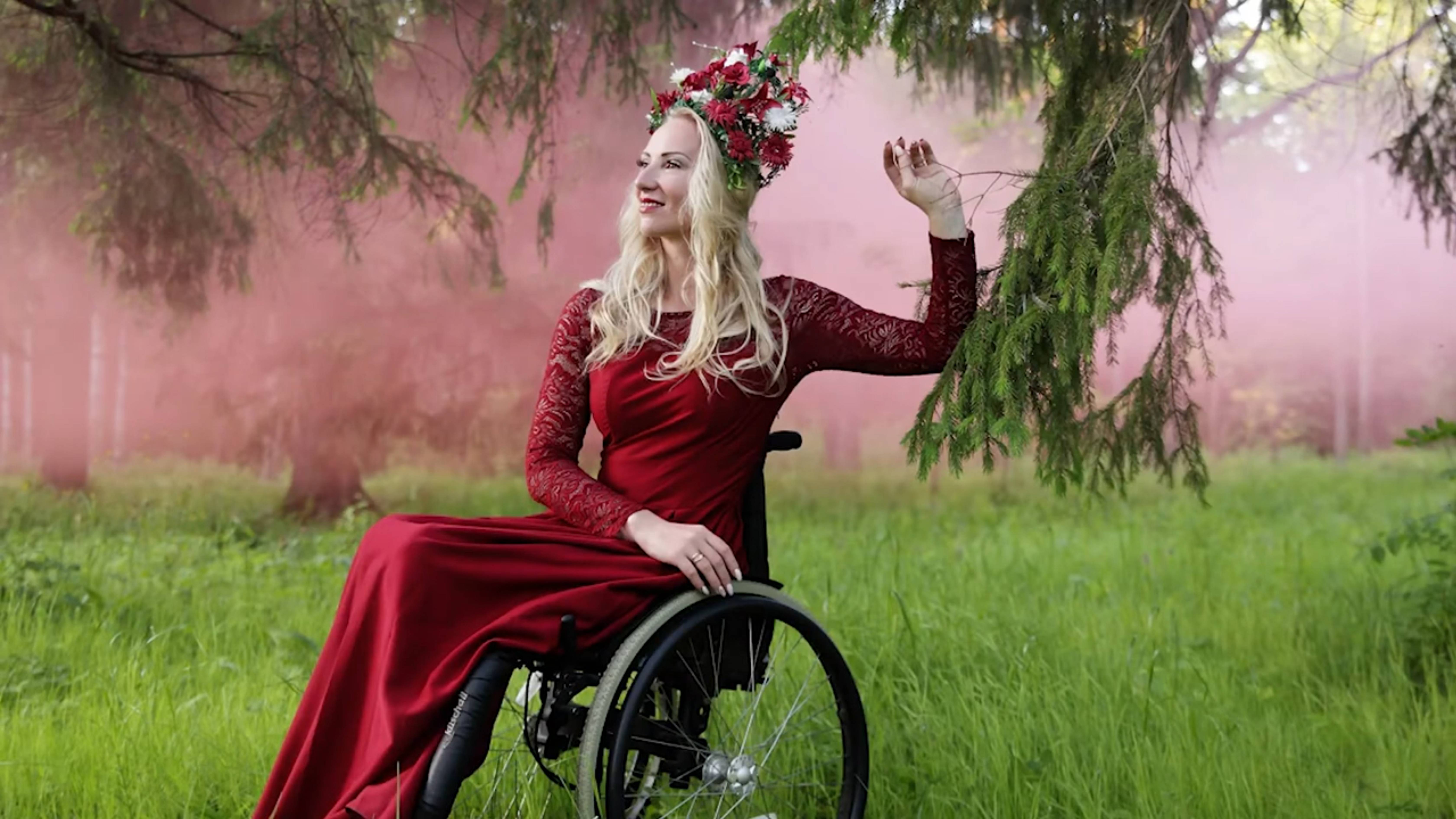 Балерина на коляске