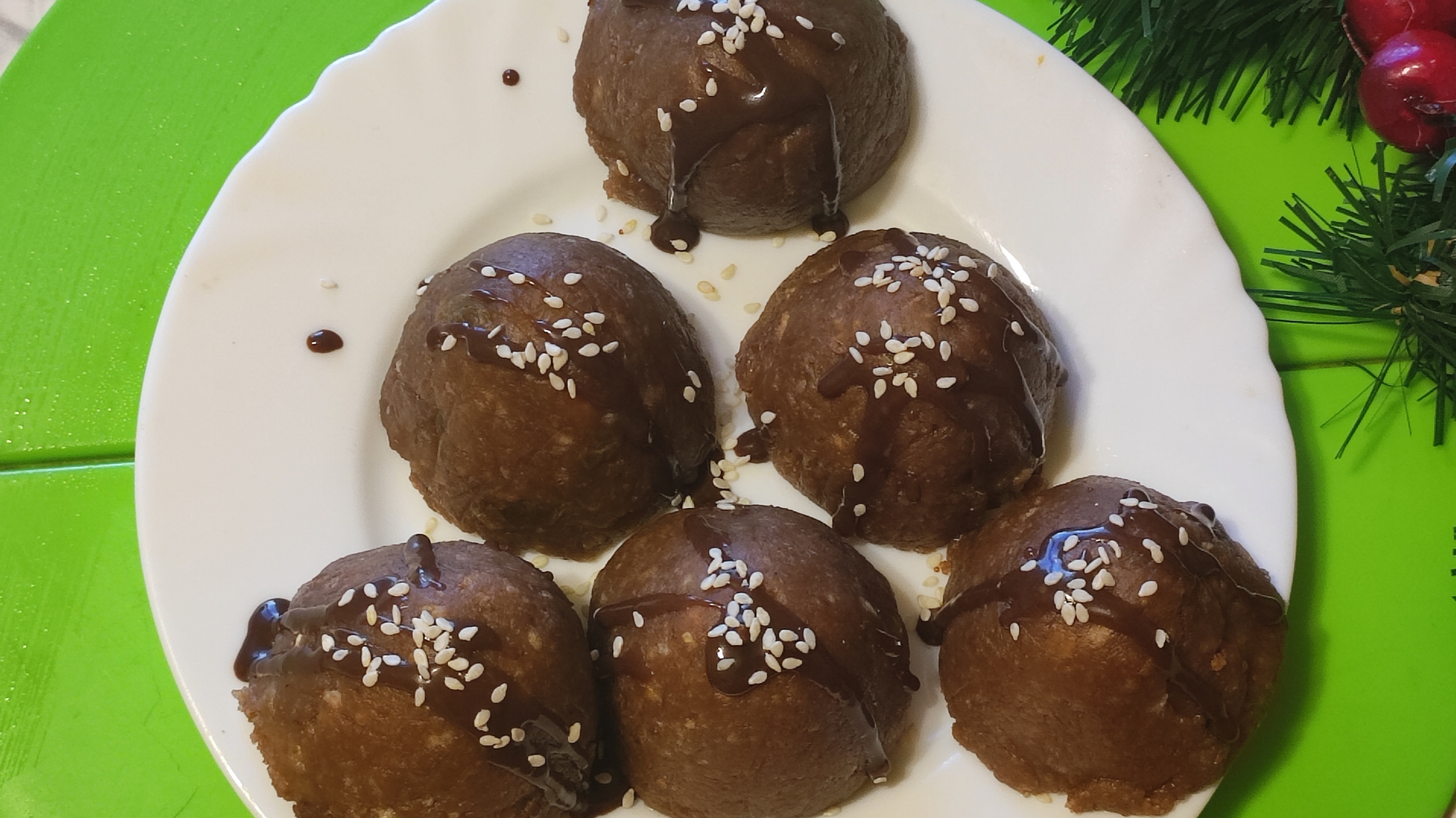 СуперКухня!  Конфеты домашние,  без сахара,, с изюмом, орехами и шоколадной крошкой.