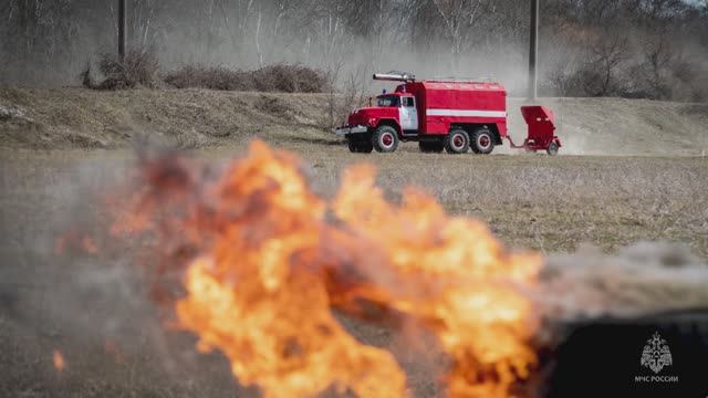Крупный лесной пожар тренировались тушить севастопольские сотрудники МЧС России