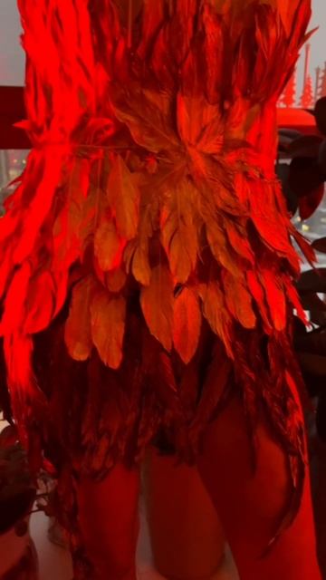Продажа оригинального платья. Перья
