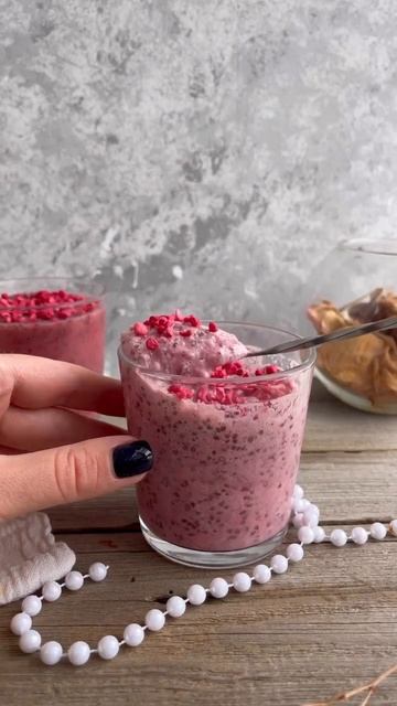 Десерт с клубникой и семенами чиа