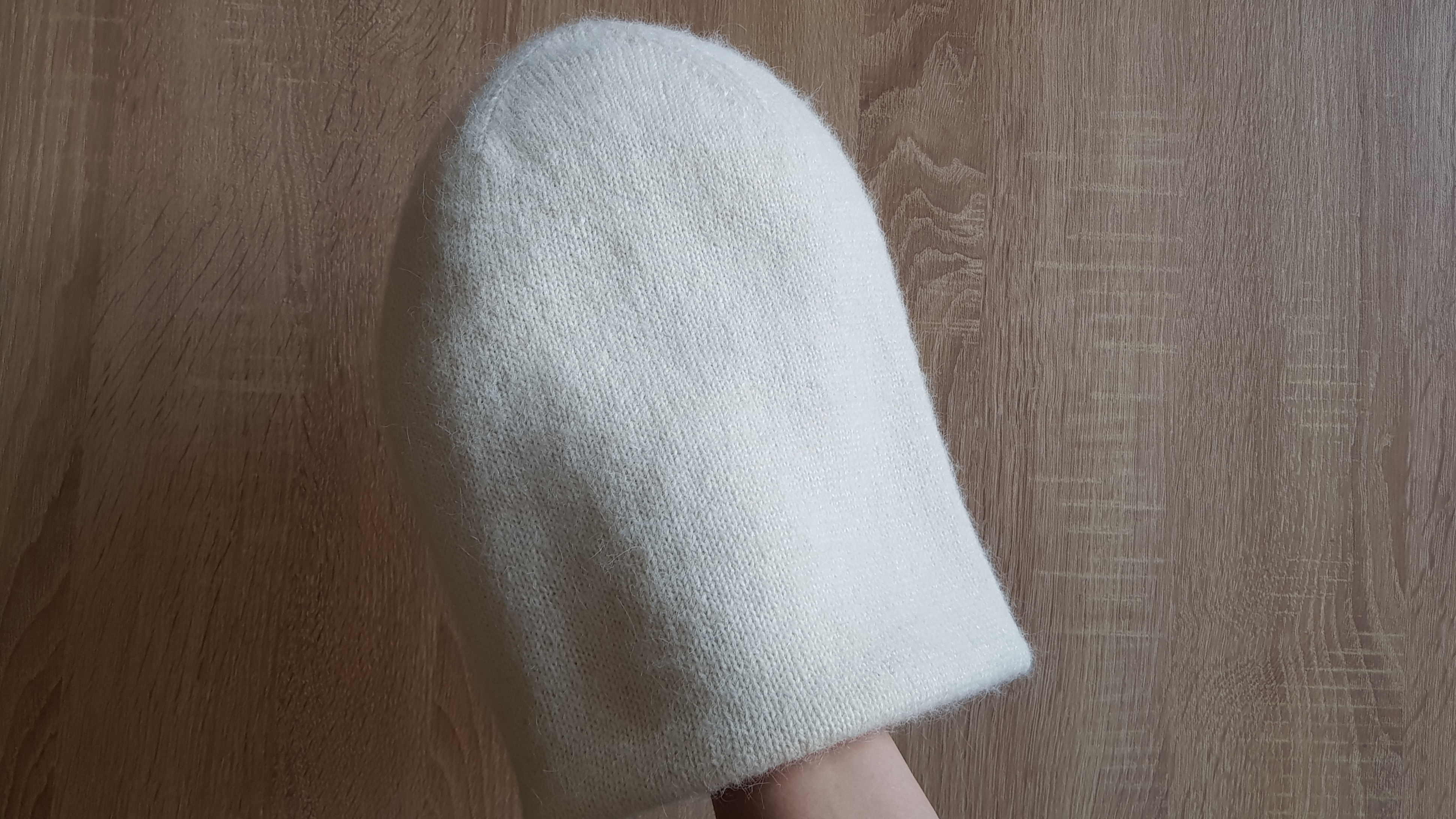 Демонстрация связанной на машине 5 класса шапки из пуха альпака и вискозы