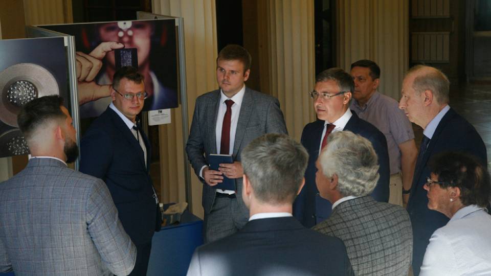 Валерий Фальков ознакомился с разработками молодых ученых ИФХЭ РАН