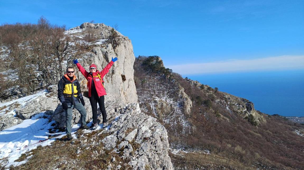 Горная школа Клуба 7 Вершин в Крыму. Фрагмент спуска по  тропе с вершины Ат-баш