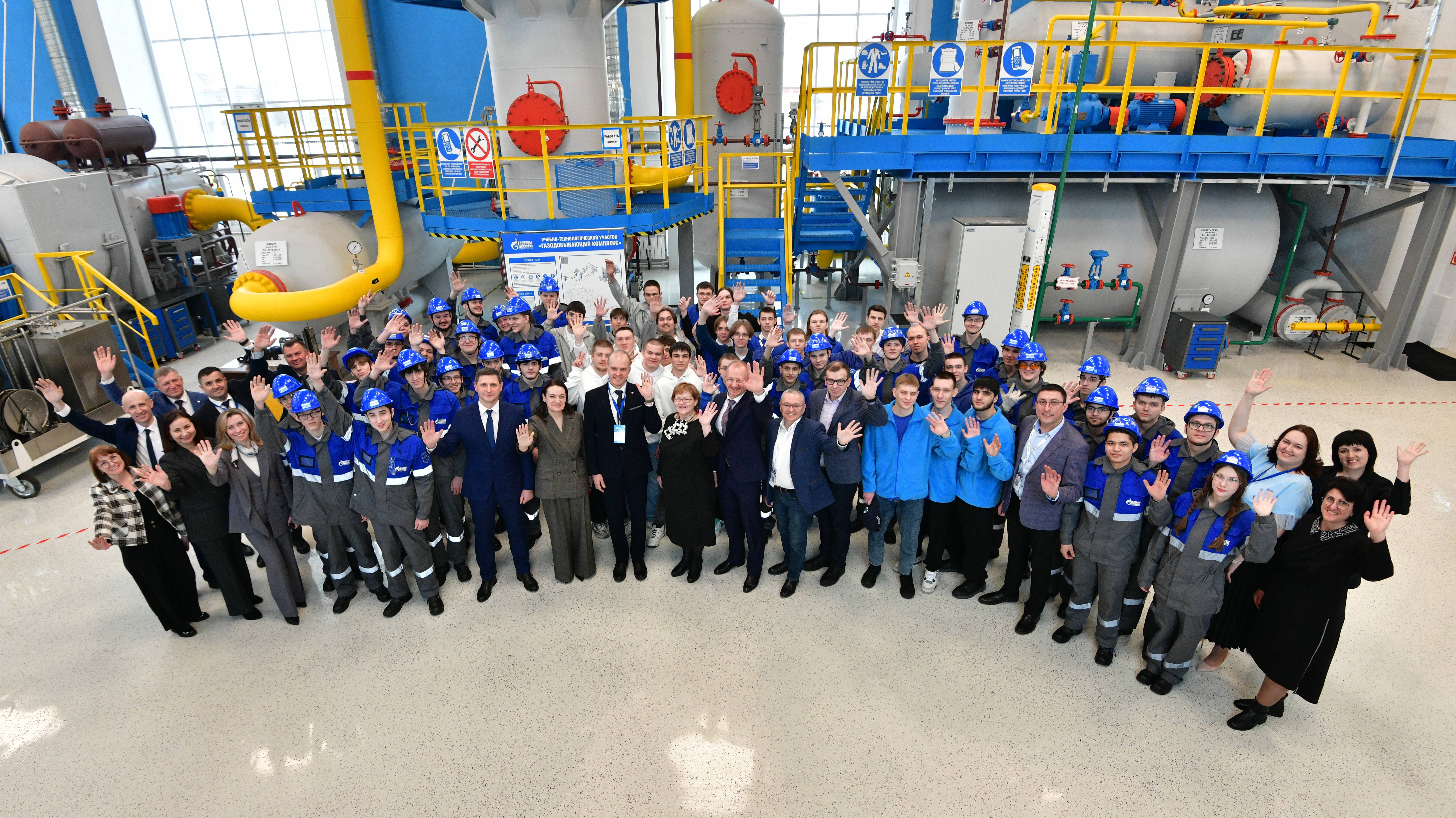 А КАДРЫ КТО? / В Новом Уренгое на учебном полигоне «Газпром техникума» встретились со студентами