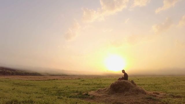 Медитация с глюкофоном в поле на рассвете, игра, природа