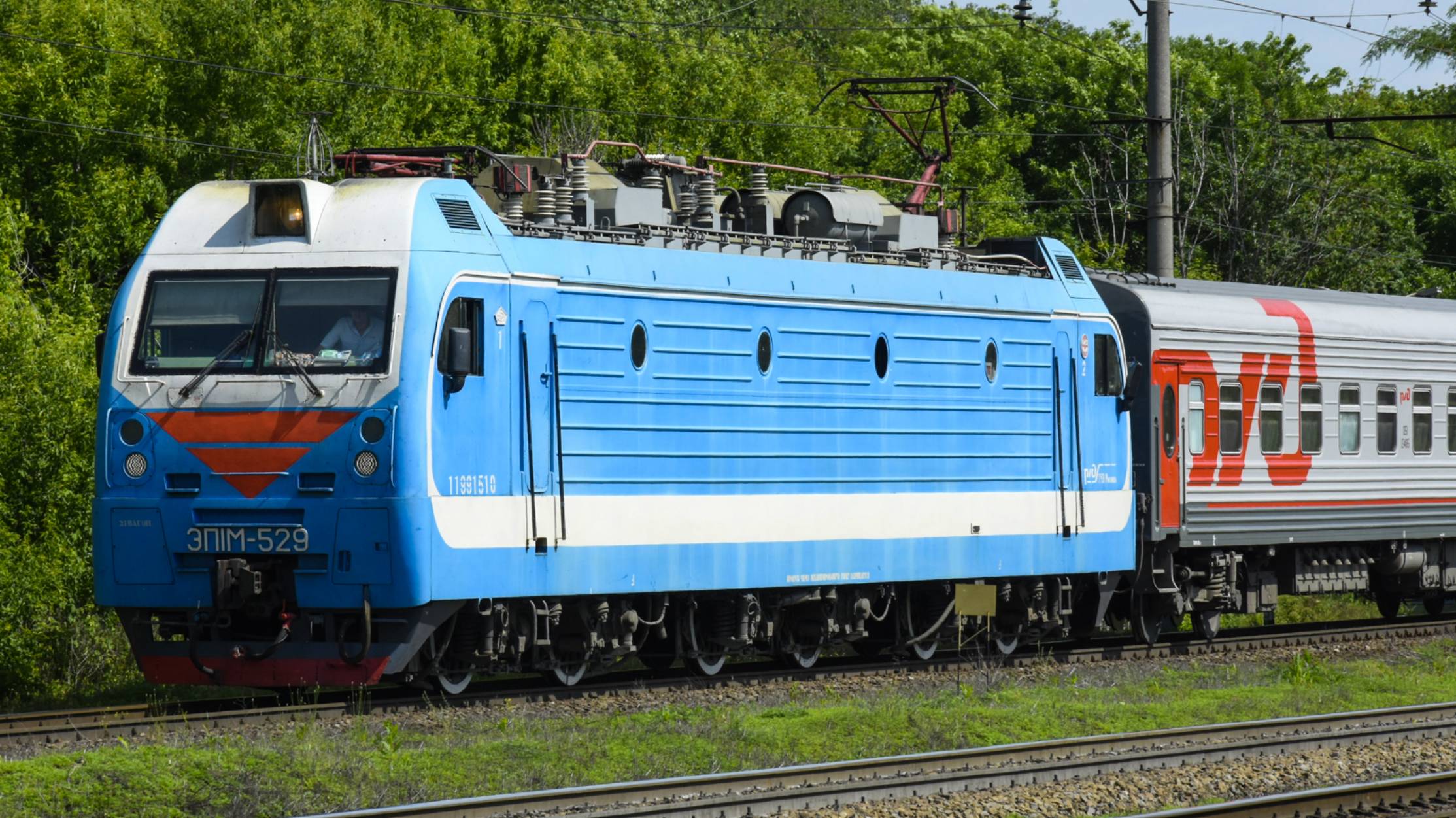 Электровоз ЭП1М-664 с поездом Грозный-Москва