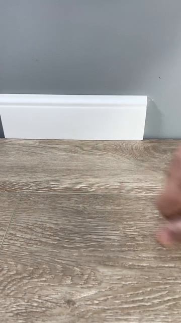 Плинтус для кварцвинила на замках — какой выбрать