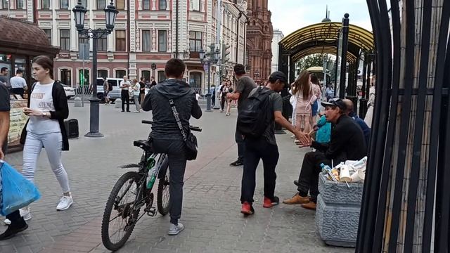 Уличный певец. Казань.