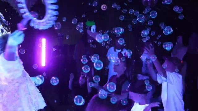Неоновое шоу мыльных пузырей