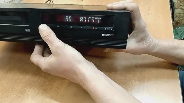 Видеомагнитофон Grundig VS 500 VPS мигает Timer, ПДУ нету. Не смог сделать.
