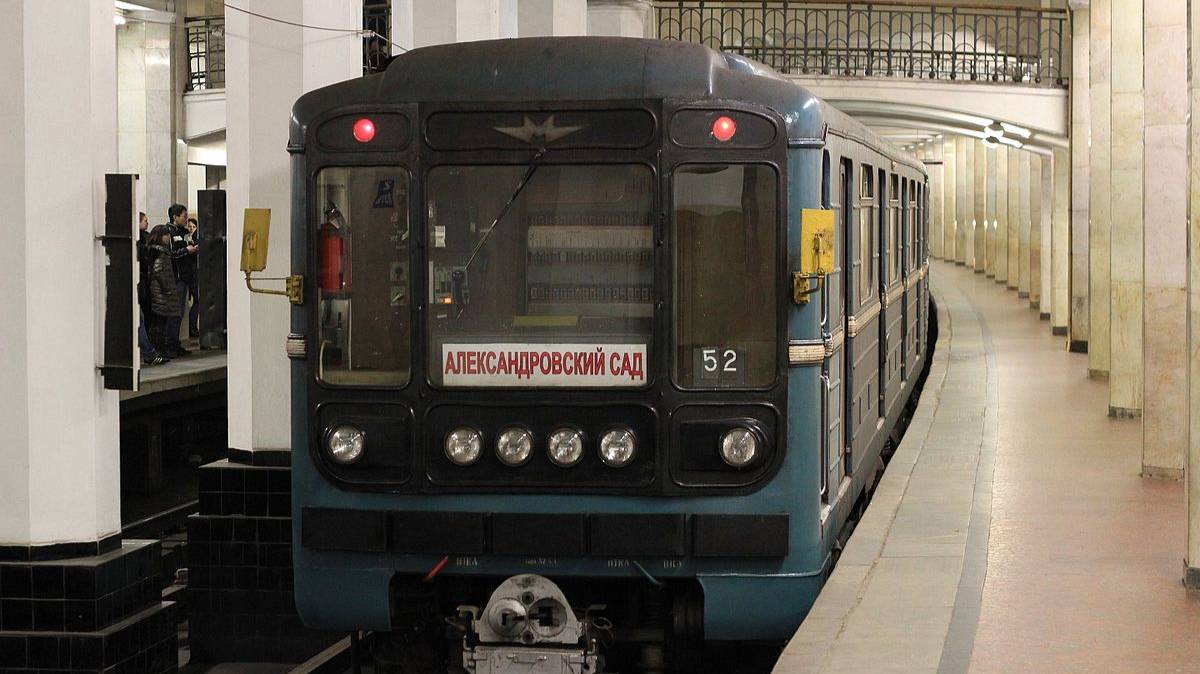 ЕДЕМ ПО ЗАМОСКВОРЕЦКОЙ ЛИНИИ МЕТРО ... ПОЕЗД СЛОМАЛСЯ