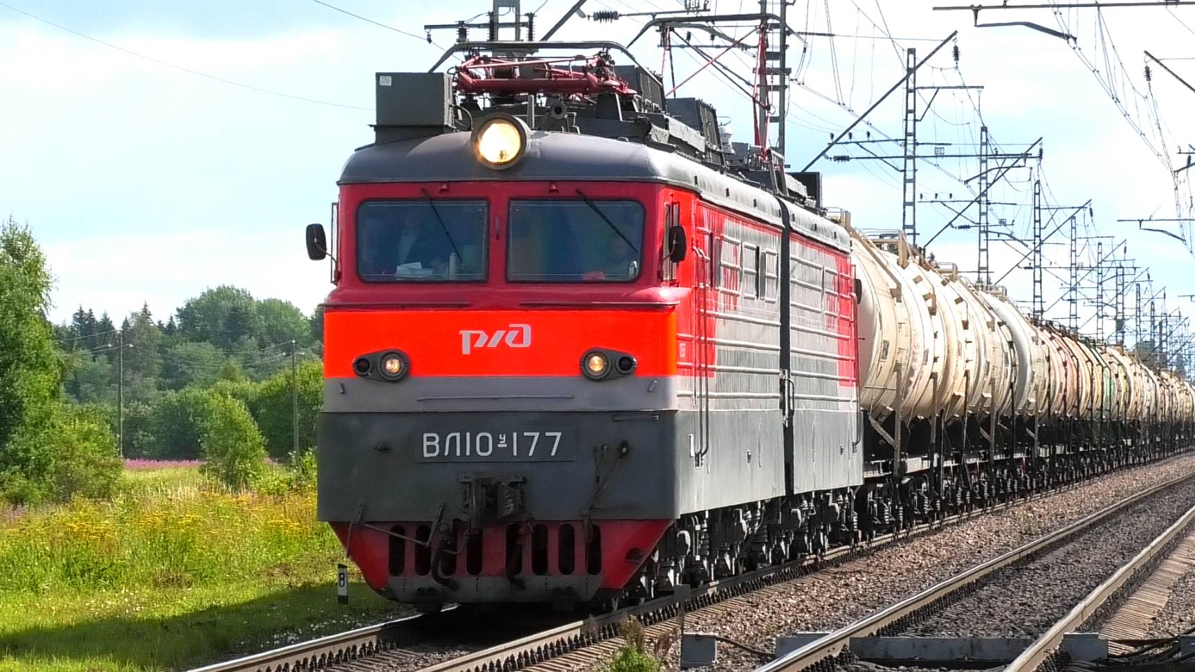 ВЛ10У-177 с грузовым поездом и приветливой бригадой следует через о.п. Ястребино