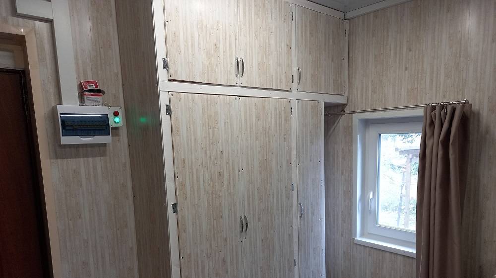 Шкаф для одежды и вещей в каркасном доме, бюджетно и своими руками.