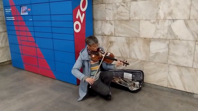 Женщина играет на скрипке/ Станция Метро Студенческая/ Новосибирск