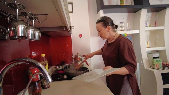 Хозяйничаем с Настюшей на кухне