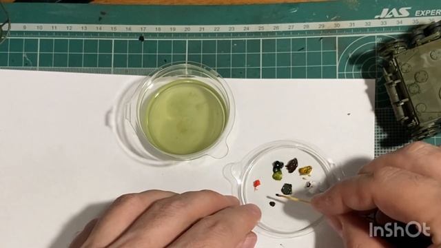 Ускоренная съёмка (тайм-лапс) нанесение масляных точек на модель танка Т-26 в масштабе 1/35