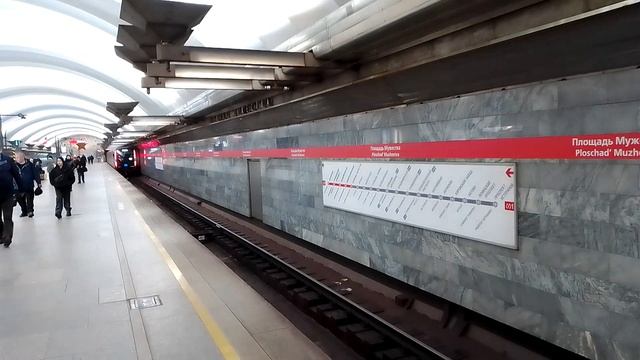 Поезд 320 лет со дня основания Северной Столицы на станции "Площадь Мужества" и ещë один поезд.mp4