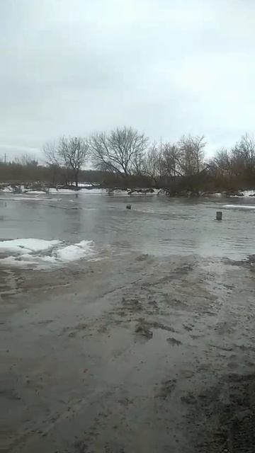 В деревне Чураево Миякинского района Башкирии, мост через реку Дёму ушёл под воду.