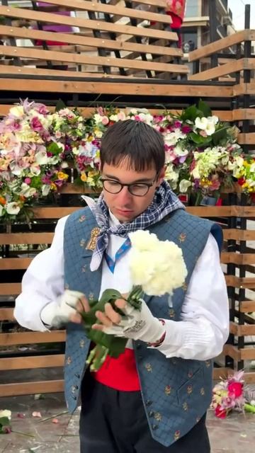 Валенсия. Мантию фигуры Богоматери усыпают живыми цветами