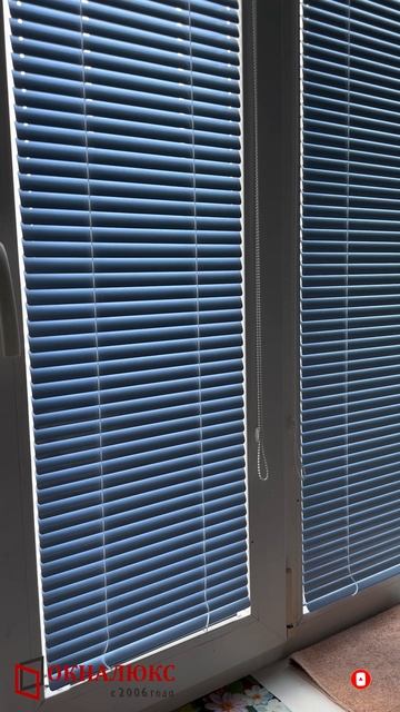 Установили на балконе горизонтальные жалюзи с ламелиями нежно-голубого цвета. ОКНАЛЮКС Севастополь