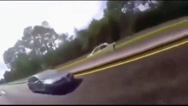 Девушка дёрнула за ручной тормоз, чтобы ее парень не мог участвовать в гонках с байкерами...