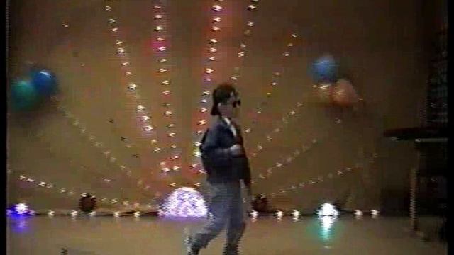 КРУТОЙ МАЛЬЧИШКА. исп. АНТОН БЕЛЫХ. КЛИП. Большой концертный  зал Урдомской  школы  искусств №47.