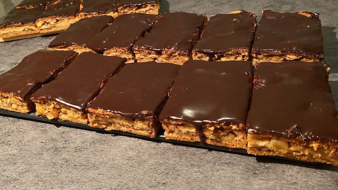 Большой и вкусный пирог в шоколаде с яблоками и корицей