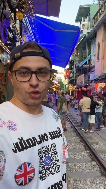 Ханой - улица с поездом