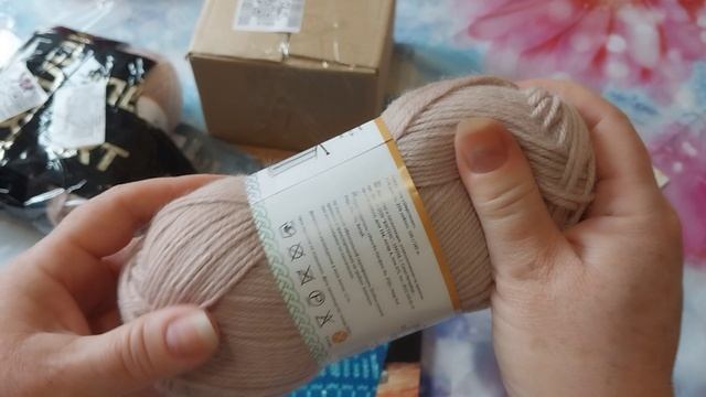 Подарок за участие в СП "Её Величество Варежка" от спонсора Ирины Радченко "Связанием по жизни"