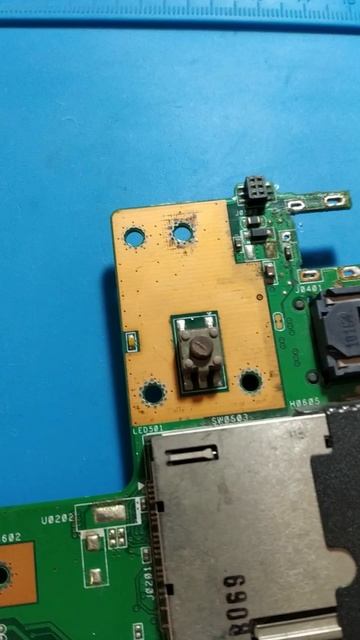 Три стадии ремонта кнопки включения ноутбука.