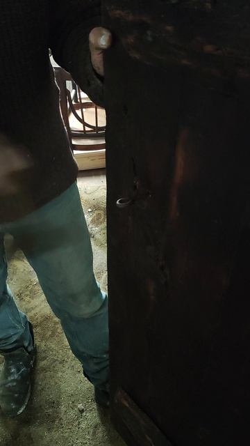 Вбиваю кованное кольцо для крюка