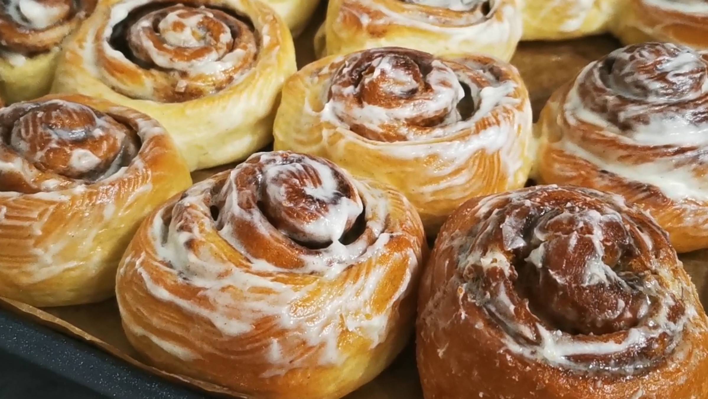 Синнабоны. Очень вкусные булочки с корицей и сливочным кремом внутри.