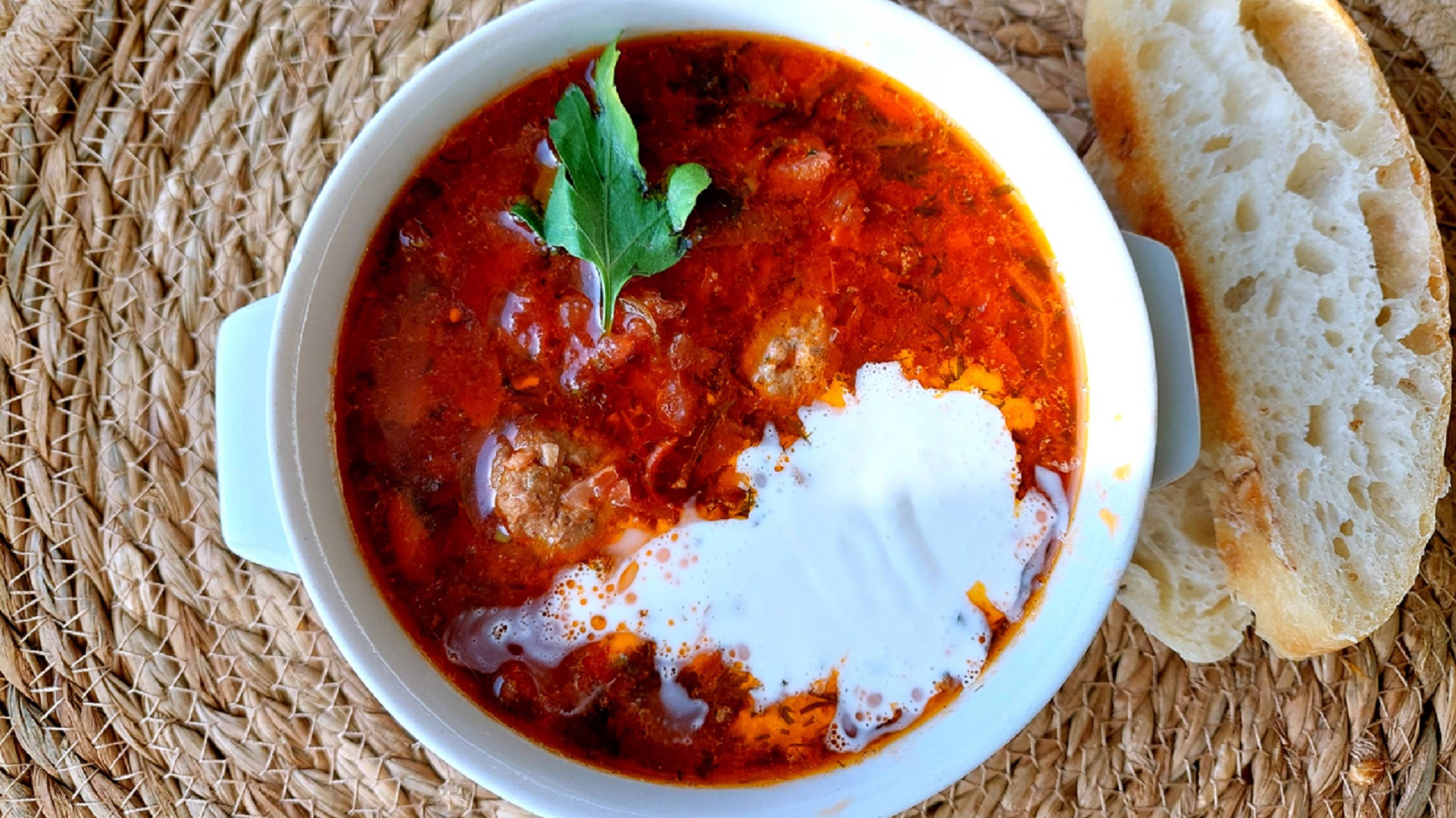 Борщ наваристый. Удовольствие в каждой ложке.