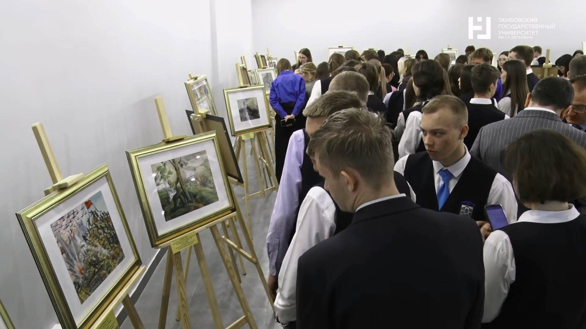 В Державинском открылась выставка Российской академии образования к 80-летию Великой Победы