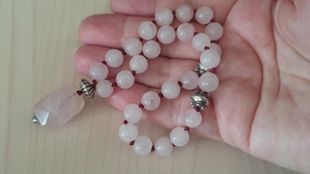 Четки из розового кварца "27 бусин"