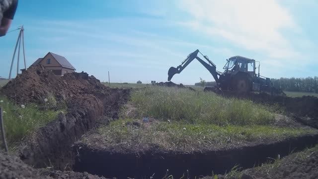 Траншея под фундамент копаем трактором, ускореннаях съёмка, таймлапс видео. Строительство дома.