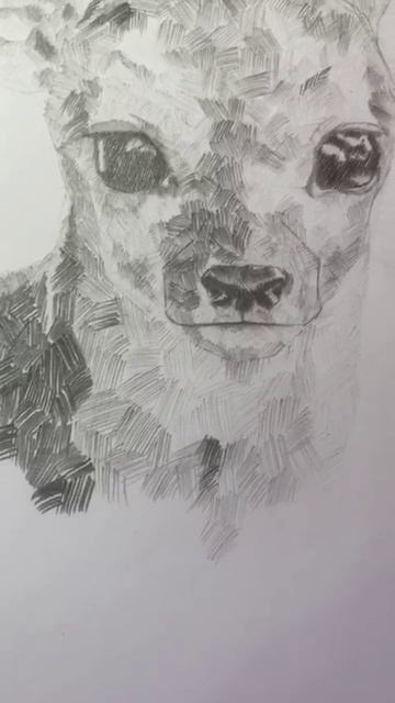 Дочка рисует карандашом...🙂