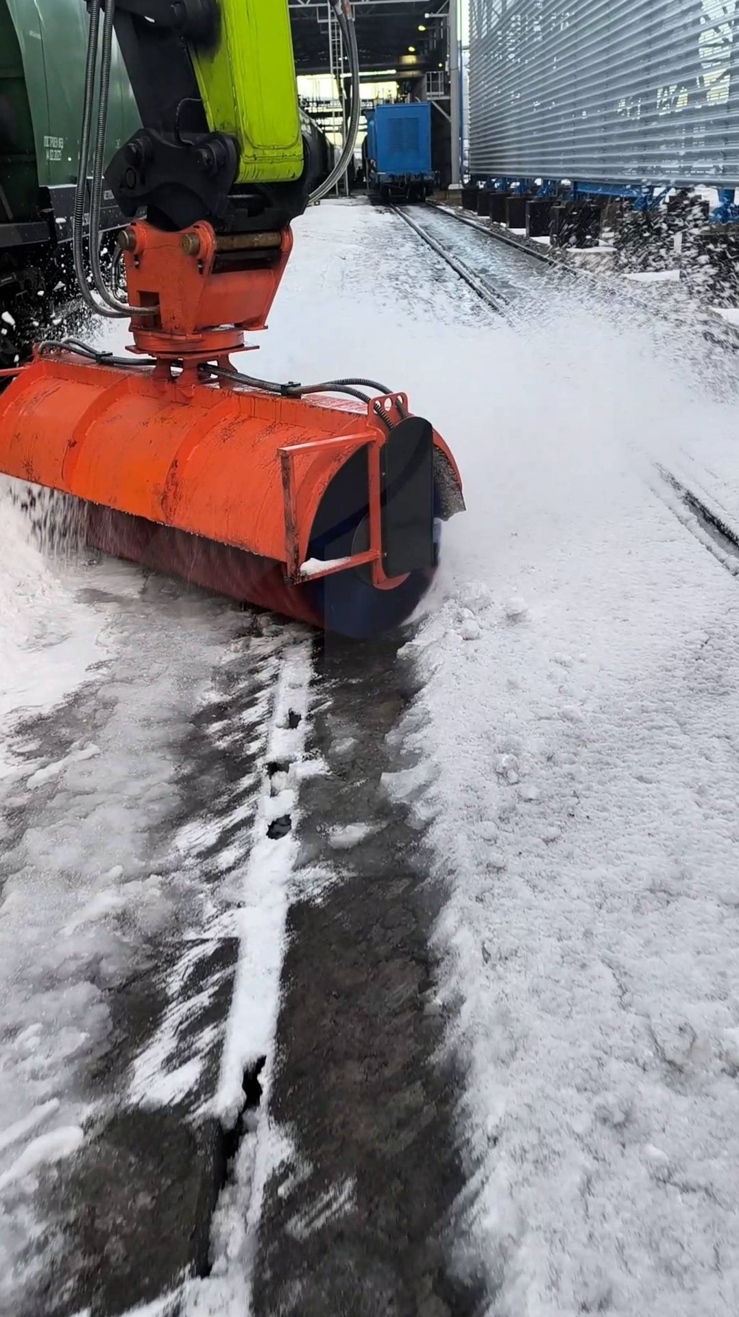 Работа щетки с ротатором на жд экскаваторе!