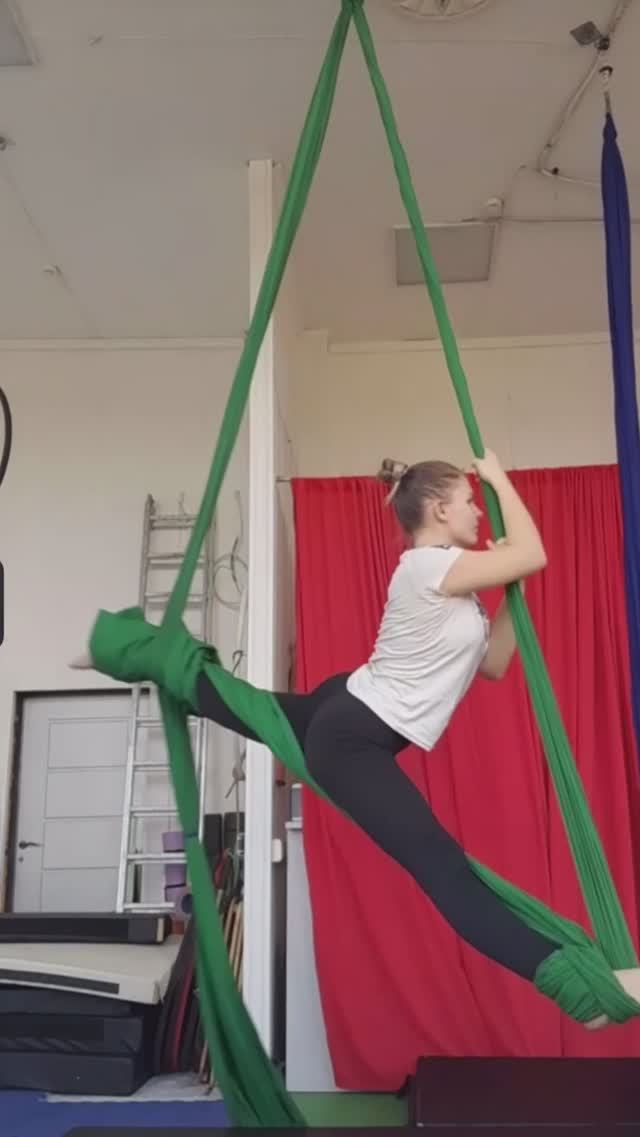 Воздушное полотно для гимнастики от #YoGuru.  Благодарим за видео #отзыв нашего покупателя Марию.