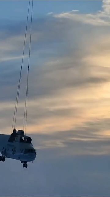 Гигант тянет своего гигантского собрата