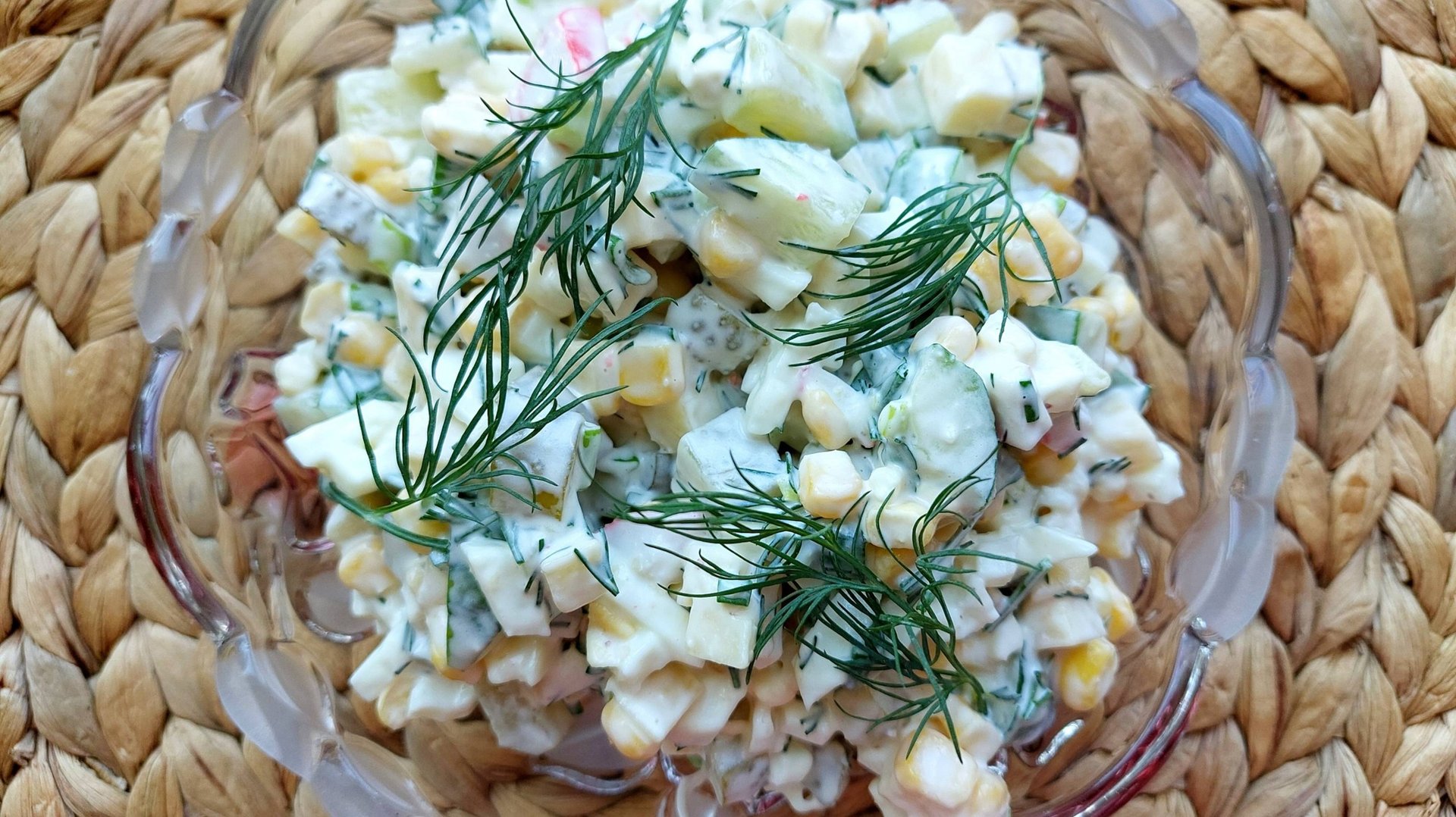 Салат на каждый день с крабовыми палочками (мясом) - простой и быстрый в приготовлении.