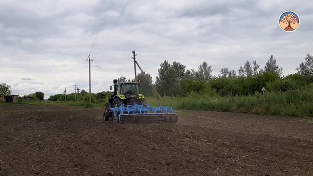 Трактор Zoomlion RS1604 работает с культиватором