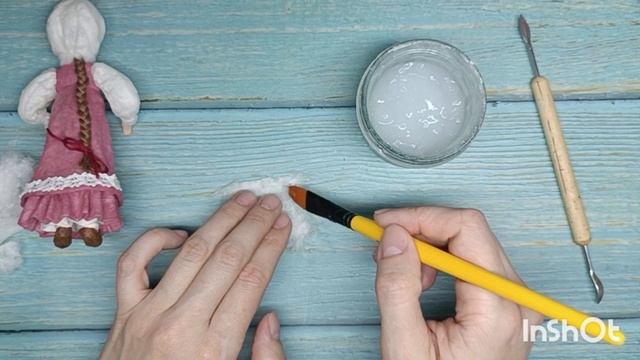 Платок из льняной ваты и коса из мулине - украшаем ватную девочку