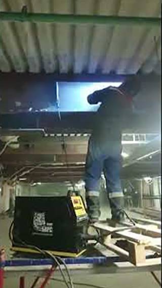 Сварка потолочных баллок - БАРСВЕЛД жжёт - #shorts #сваркаполуавтоматом #сварщик