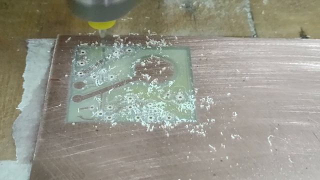 Сверление платы на самодельном ЧПУ