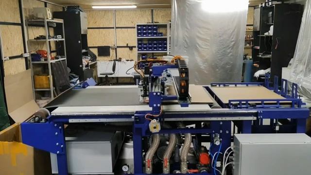 планшетный режущий плоттер с лотком автоматической подачи листовых материала