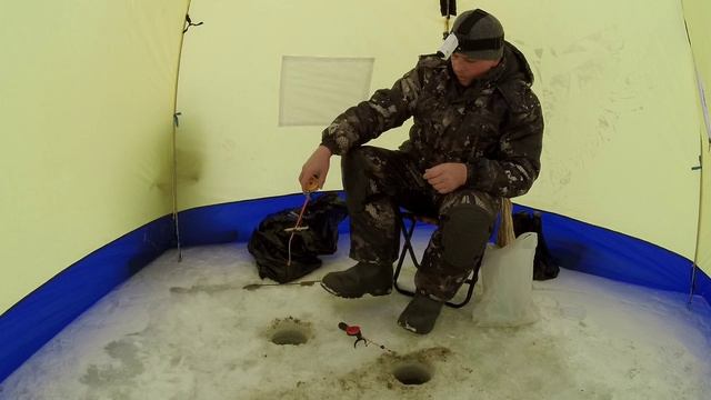 В поиске щуки. Рыбалка на жерлицы поплавок в палатке.